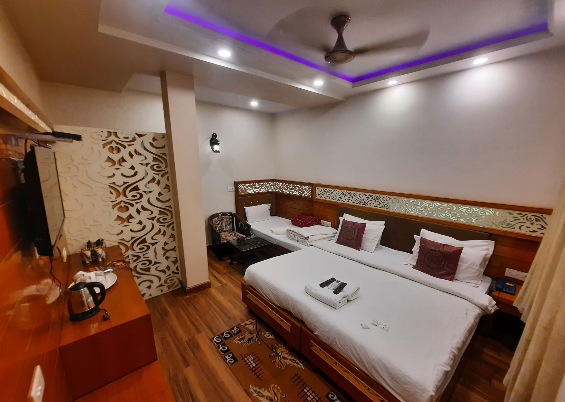 Deluxe Triple Bed Room River View - HOTEL TEMPLE ON GANGES