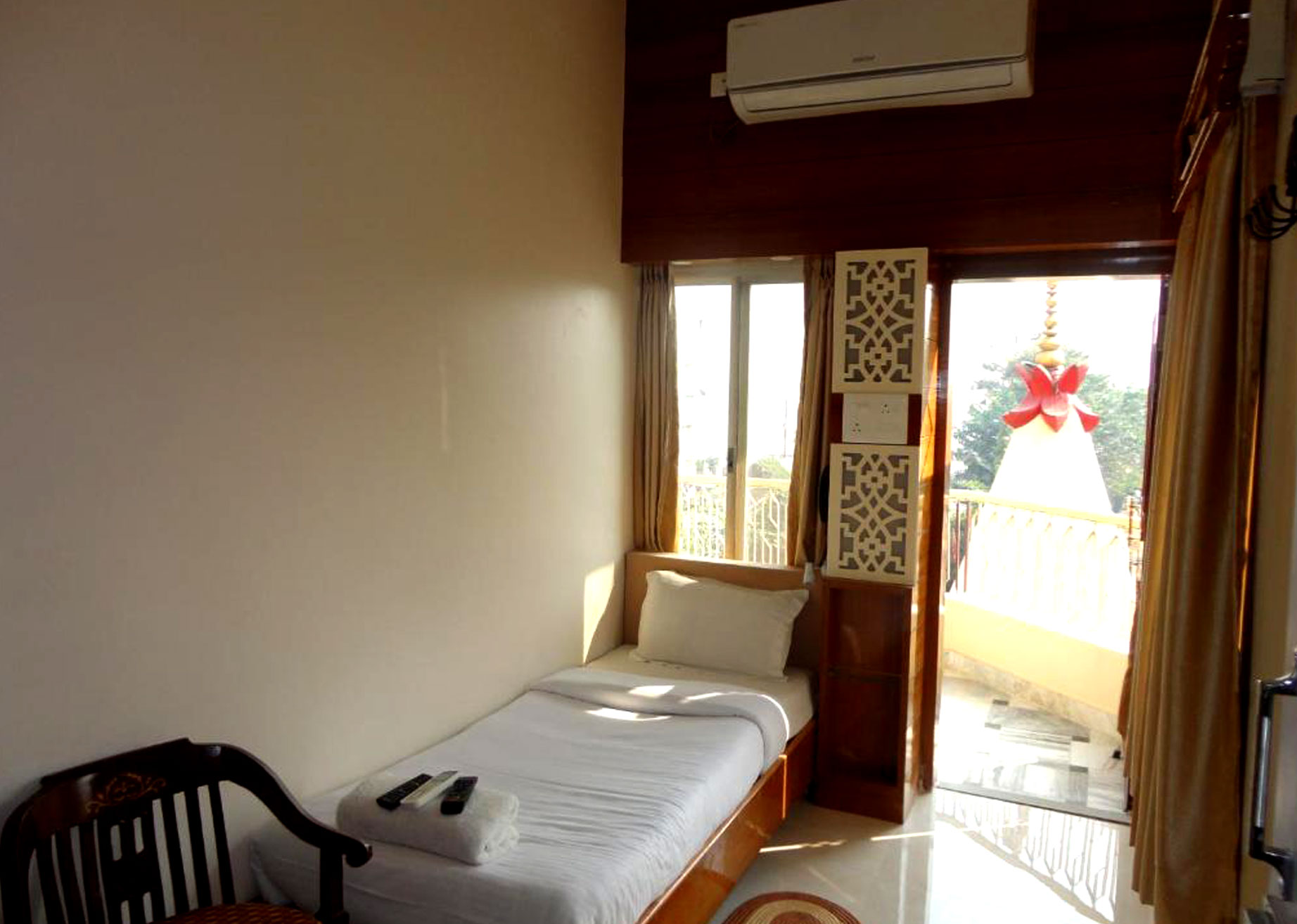Compact Single Bed Room River Side - HOTEL TEMPLE ON GANGES