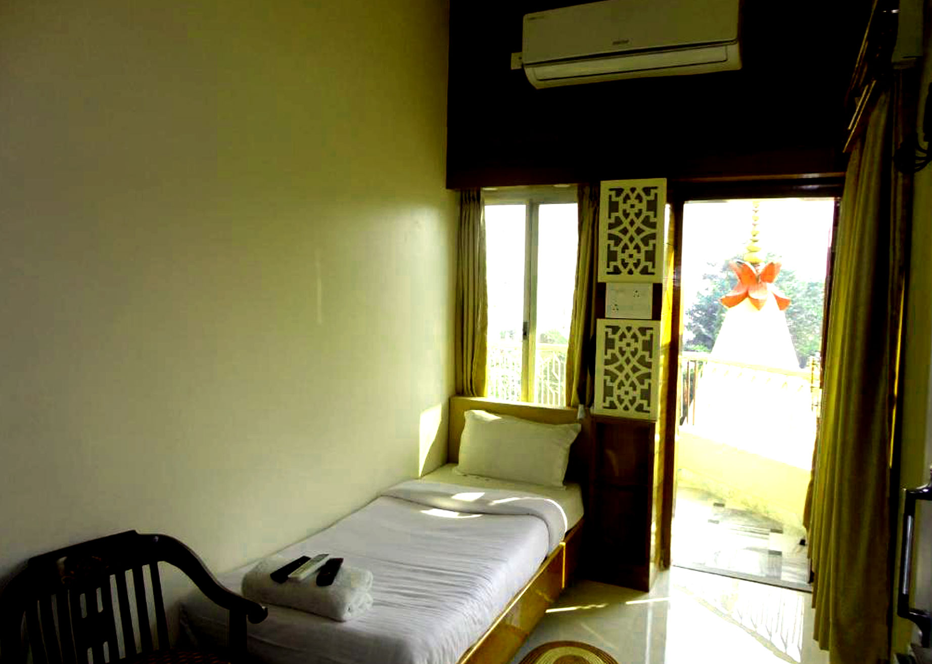 Compact Single Bed Room River Side - HOTEL TEMPLE ON GANGES